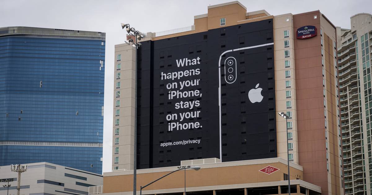 Apple burns Google in giant billboard touting privacy at CES