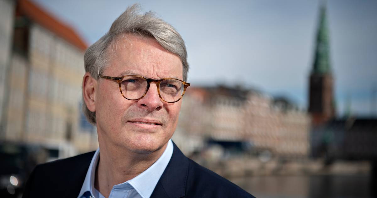 Martin Næsby står som talsmand for olieindustrien over for en af ...