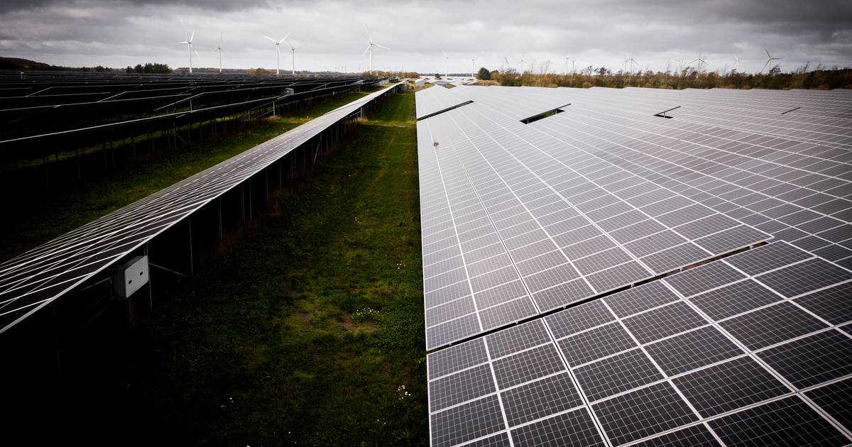 Solcelleparker venter i årevis på at kunne levere strøm - Jyllands-Posten