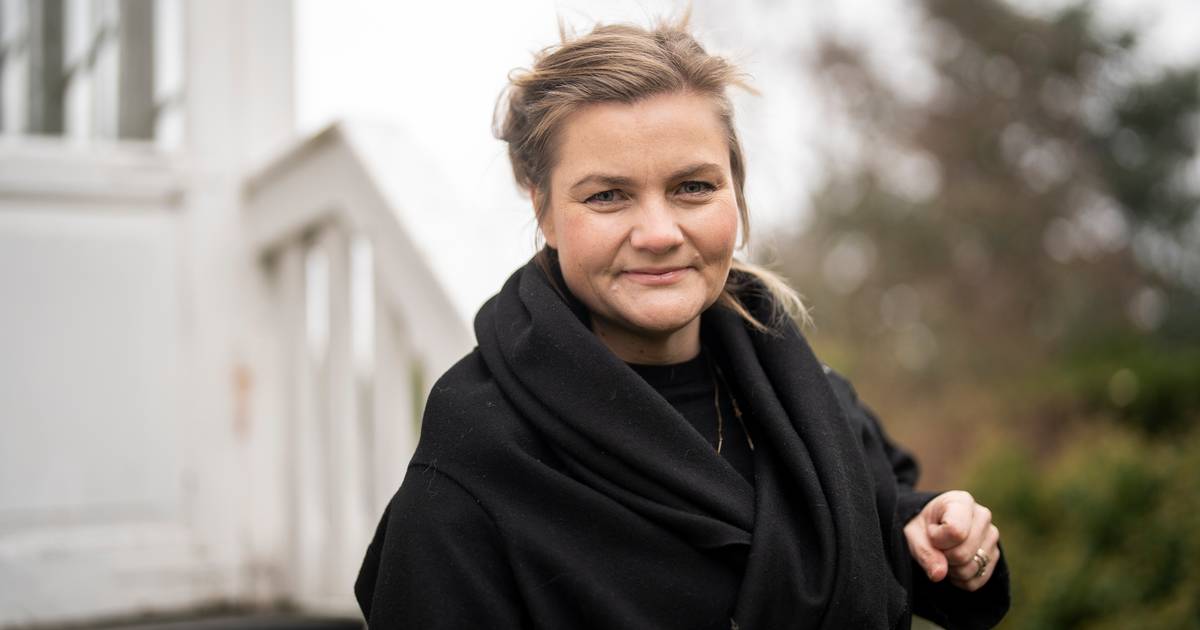 Nu skal hendes smartphone ikke længere per automatik ligge ved siden af ...