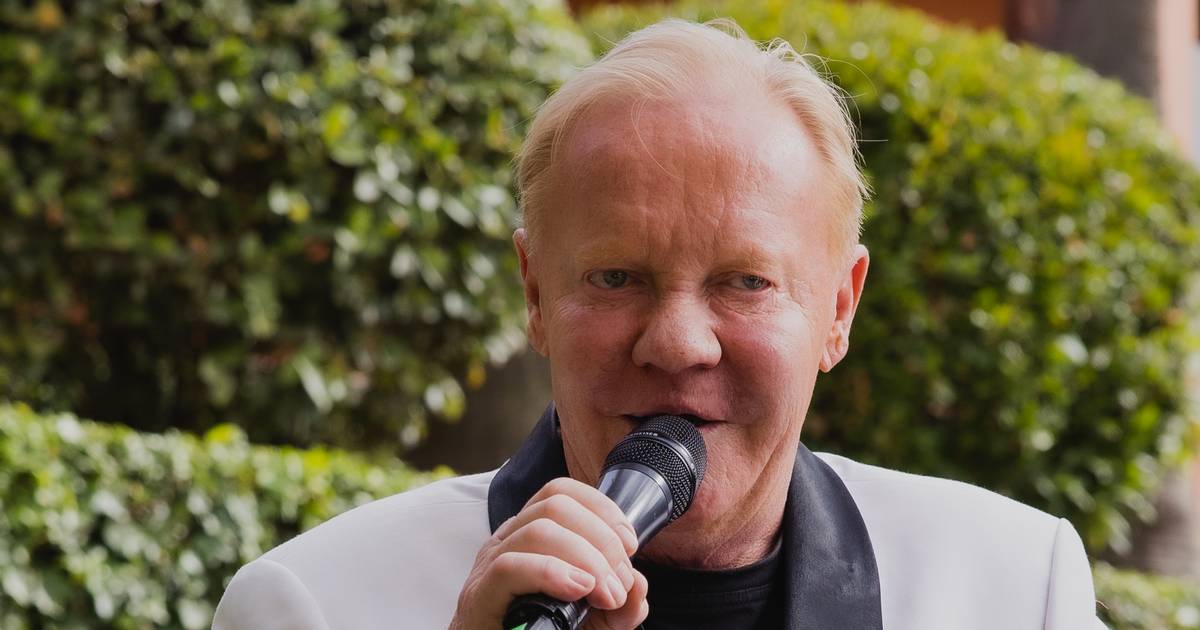 Han er blevet rig på hoteldrift og har en passion for biler og musik ...