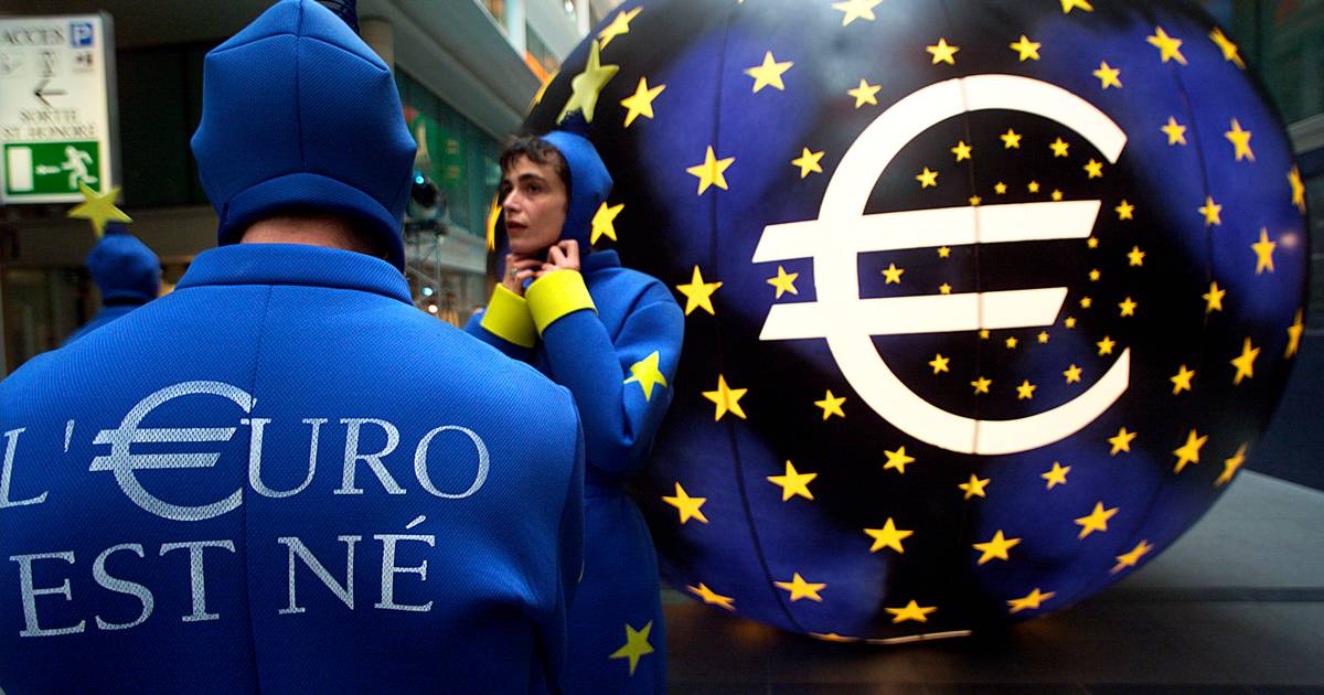 Euroen falder til laveste niveau over for dollaren i et år - Finans