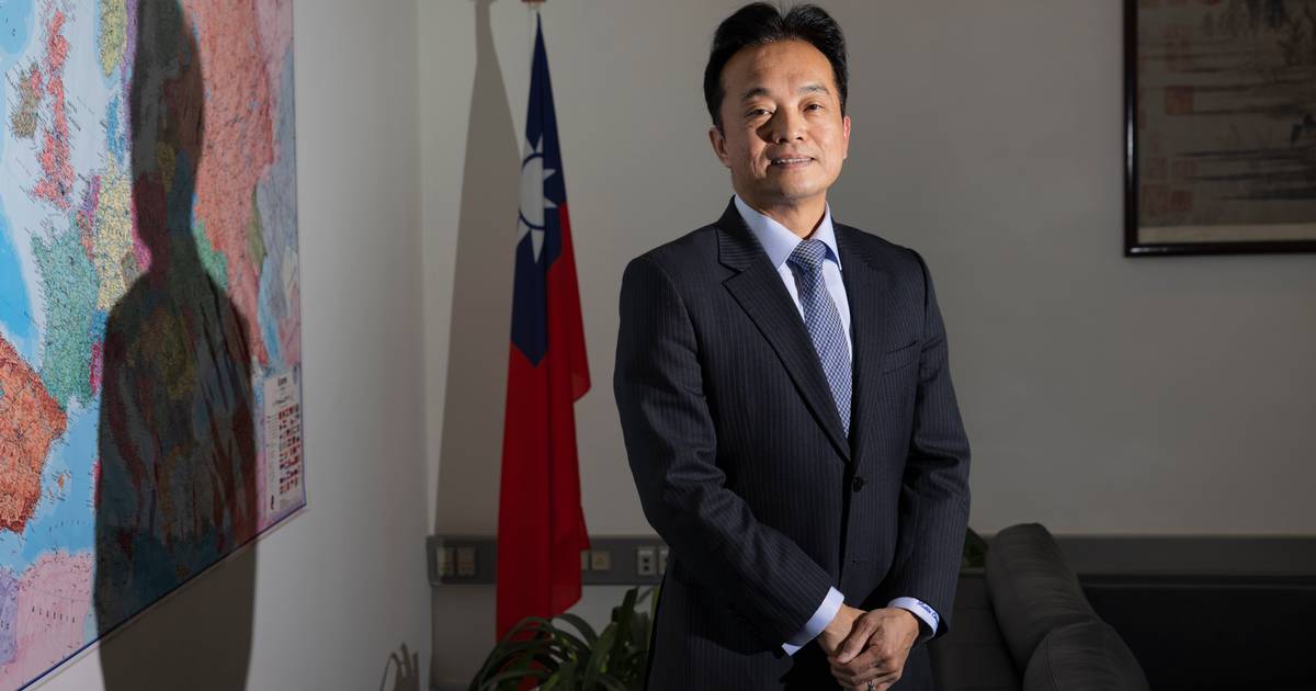 Mens Beijing sender kampfly og krigsskibe af sted, er Taiwans mand i ...