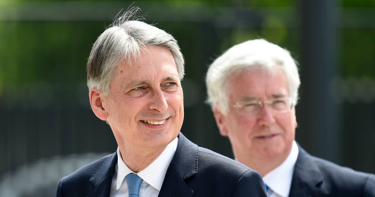 May udnævner ny mand, der skal bære den røde kuffert