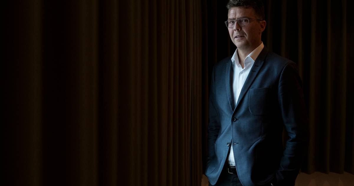 Poul Steen Rasmussen tog over i Genan - nu forsøger han at komme fri af ...