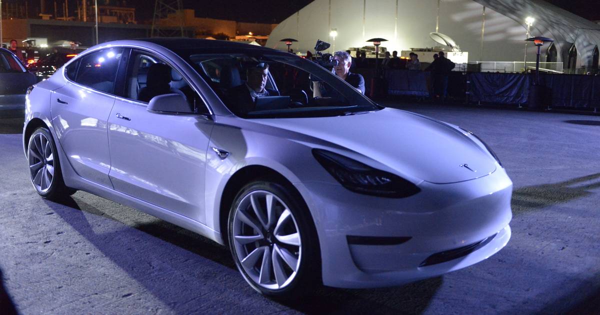 Vil du købe en Tesla Model 3? Så skal du vente i årevis - Finans